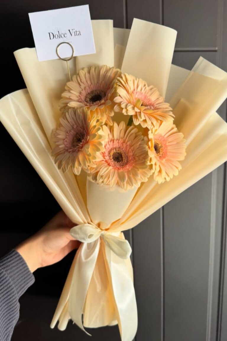 Arranging Flowers? 18 Creative Wrapping & Presentation Tips! – Crafty ...